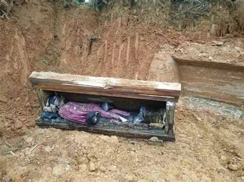 Centuries Old Corpse Buried With Favourite Fan Discovered Nearly