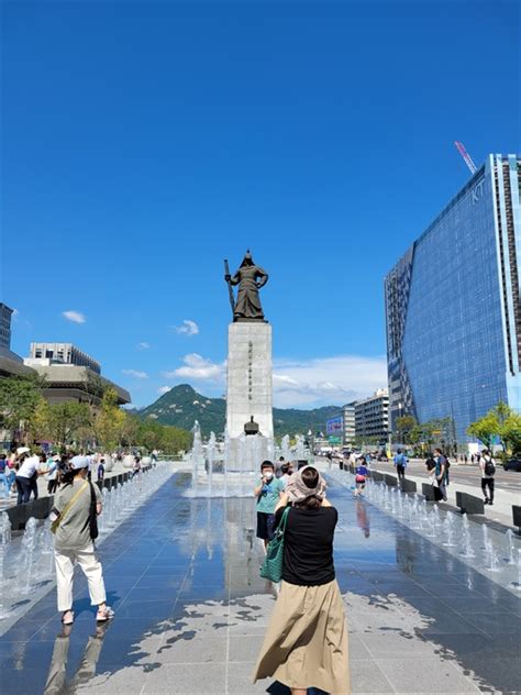 광화문 광장의 이순신 동상에는 한글이 없다