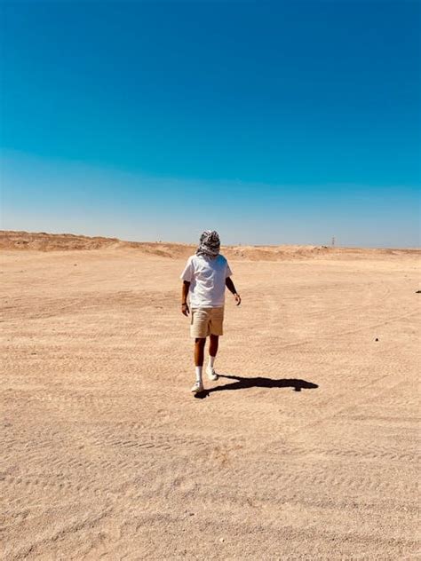 건조한 경치 경치가 좋은 고독 고립된 고요한 광야 광활한 극한 환경 노란 모래 뜨거운 맑은 날 맑은 하늘 메마른 모래 모래 언덕 모래로 뒤덮인