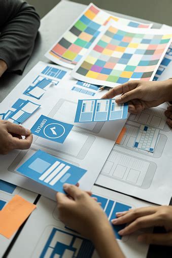 프론트엔드 개발자 팀은 종이 와이어프레임 인터페이스에서 모바일 앱을 위한 Ui 및 Ux 디자인 아이디어를 브레인스토밍합니다 디자인을 위한 사용자 인터페이스 개발 팀 계획