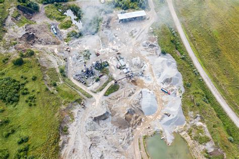 생산 및 청소 잔해와 시멘트에 대한 작은 공장의 공중 보기 회색 연기가 가는 파이프에서 트랙터와 트럭은 완성 된 제품을 수송한다 건설 산업에 대한 스톡 사진 및 기타 이미지