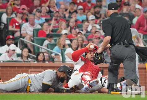 Photo St Louis Cardinals Catcher Willson Contreras Shows Umpire