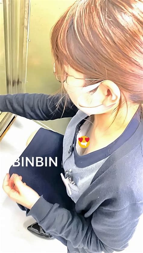 【最高傑作 乳首チラ】部下のガバガバなブラの隙間からピンクの乳首を覗き見 チラ見せガールズ