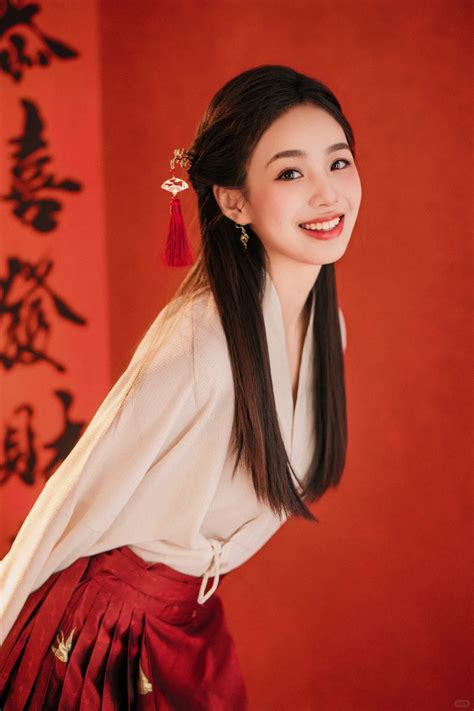 新中式穿新年红马面裙过新年
