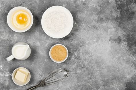 회색 배경에 재료 파이밀가루 계란 버터 우유 설탕 보기 상위 공간을 복사 합니다 음식 배경 갈색에 대한 스톡 사진 및 기타