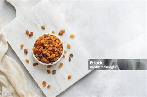 나무 그릇에 말린 포도 또는 소박한 배경 건강한 건조 과일 개념 건포도에 국자 0명에 대한 스톡 사진 및 기타 이미지 0명 갈색 건강관리와 의술 Istock