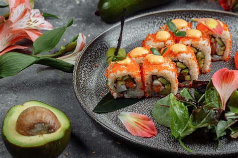 연어 참치 아보카도 로얄 새우 크림 치즈 필라델피아 캐비어 토비카 츄카와 스시 롤 초밥 메뉴 일본 음식 0명에 대한 스톡 사진 및 기타 이미지 Istock