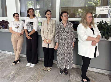 Опашки от кандидат студенти желаещи да се запишат в БДУ Проф д р Асен Златаров