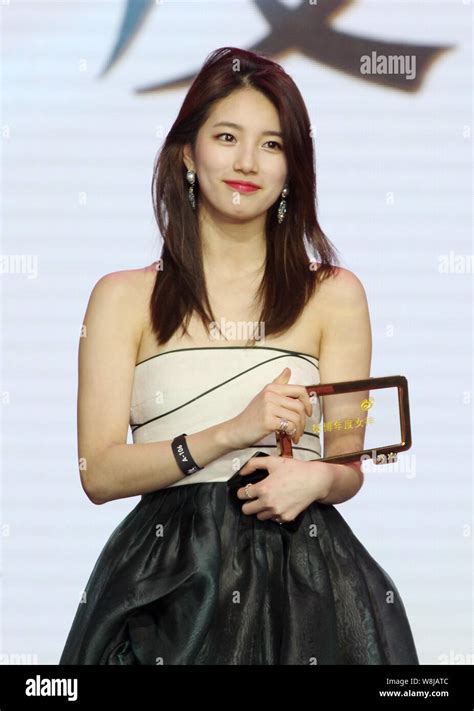 Suzy Bae Su Ji Of South Korean Girl Group Miss A Poses After Receiving