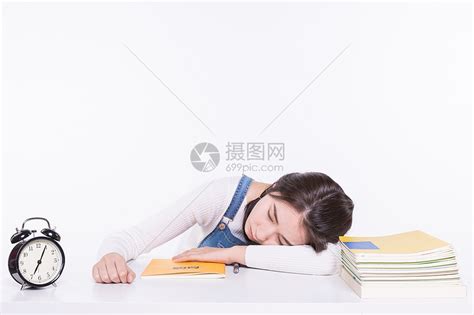 青春大学生休息高清图片下载 正版图片500844709 摄图网