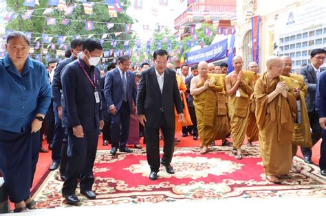 សម្ដេចតេជោ ហ៊ុន សែន ណែនាំឲ្យកែតម្រូវបទចម្រៀងអបអរសាទរសម្ពោធអាគារសិក្សាថ្មី