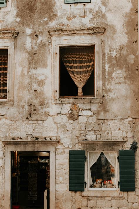 건물 외장 고전적인 디자인 구시가지 구조적 붕괴 기이 한 남부 유럽 스타일 녹색 셔터 도시 탐사 도시의 쇠퇴 돌담 러스틱 매력적인 문화 유산 미완성의