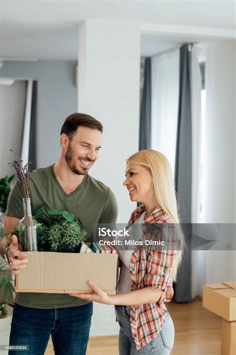 새로운 홈 스톡 사진에 큰 골판지 상자를 들고 행복한 부부 2명에 대한 스톡 사진 및 기타 이미지 2명 가정 생활 거실 Istock