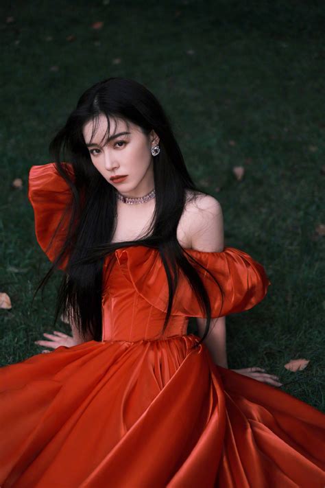 阚清子发美照告别夏天 露肩拖地红裙性感撩人 搜狐大视野 搜狐新闻