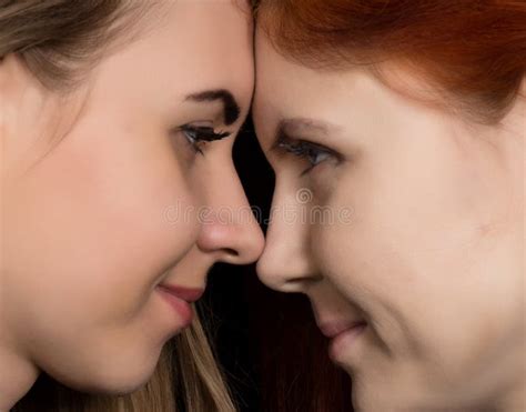 Due Amiche Graziose Delle Lesbiche Che Baciano E Che Abbracciano In Un