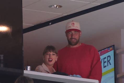 Taylor Swift And Travis Kelce Simply Couldnt Take The Heart Pounding Drama Yahoo Sports