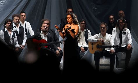 Rosalía Abre Con Flamenco El Latin Grammy 2023 Con Se Nos Rompió El