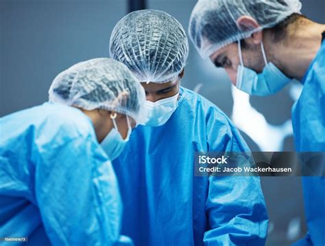 의사와 수술 의료 및 수술 절차로 구성된 팀은 Ppe와 병원의 수술실에서 협력으로 시작합니다 병원에서 외과 의사와 함께하는 의료 건강 보험 및 안전 장비 수술에 대한 스톡