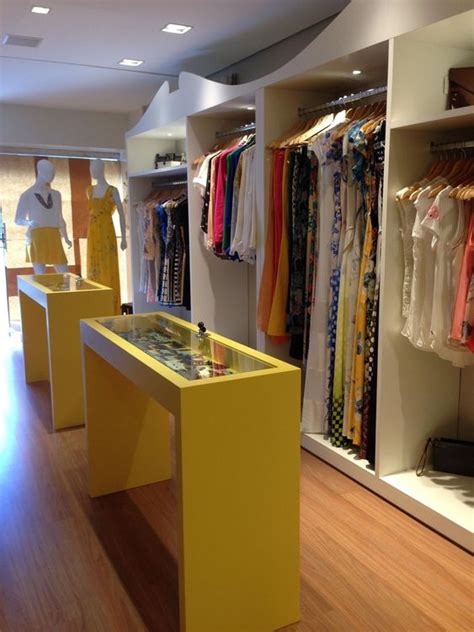 گالری دکور فروشگاه پوشاک بانوان عکس دکور لباس فروشی زنانه چوب آرا