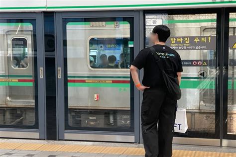 우영미 코튼 렌티큘러 백로고 티셔츠 블랙 홀로그램 그라데이션 로고 네이트뷰