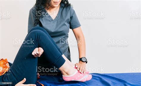 다리 재활에서 환자를 돕는 전문 물리 치료사 현대 다리 재활 물리 치료 여성 환자를 돕는 현대 물리 치료 작업자 18 19세에 대한 스톡 사진 및 기타 이미지 Istock