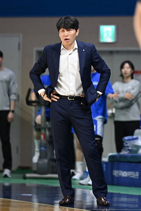 경기 후 위성우 우리은행 감독 “이런 경기는 두말할 것이 없다” 김완수 Kb 감독 “조급함을 내려놓으면 좋겠다”