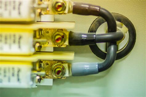 전기 주요 배전 보드 장치 선택 스위치 자동 스위치와 회로 차단기 제어 패널의 회로에 커넥터 Mdb 및 제어 패널 개념에 전기 배선 공장 산업 건물에 대한 스톡 사진 및