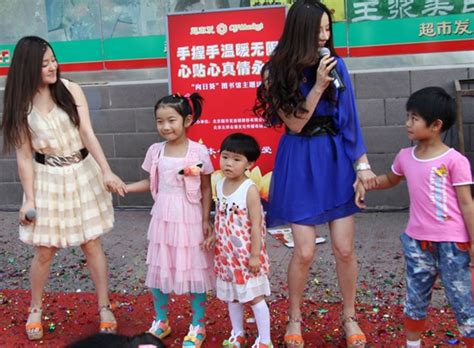 琪淇姐妹“六一”献爱心 “向日葵”图书馆启动 搜狐音乐