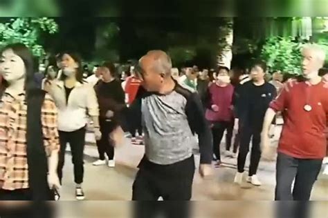 天津大爷是广场上灵魂舞者，独特舞姿跳得六亲不认，年轻的时候大姨肯定不省心！