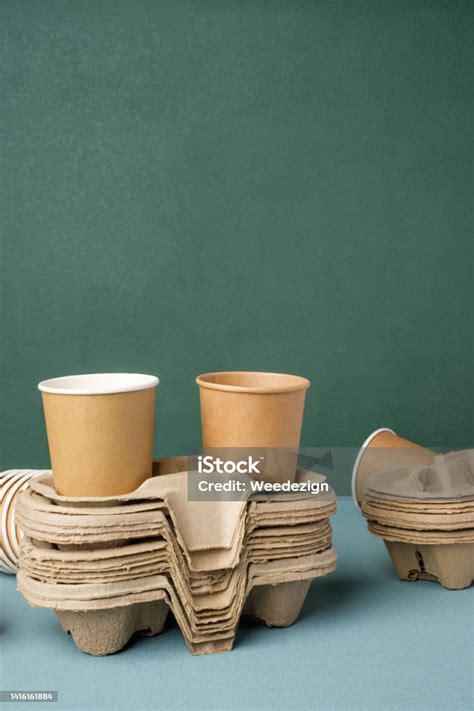 환경 친화적 인 녹색 배경에 일회용 컵 크래프트 종이와 트레이를 가져 가라식품 포장 지속 가능한 생활 양식에 대한 스톡 사진 및