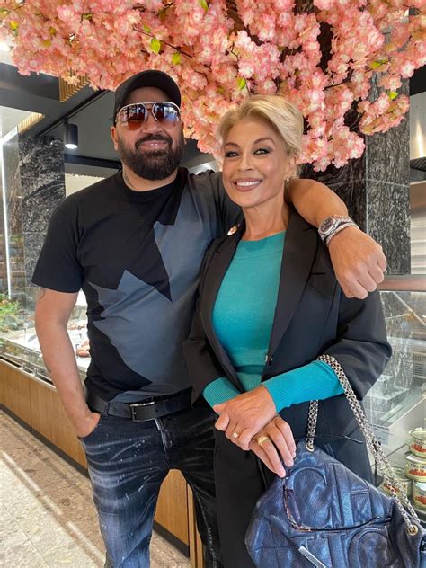 Майката на Азис изненада всички направо няма да повярвате колко стилна и красива жена е СНИМКА