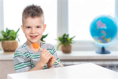 어린 아이가 집에서 막대기에 당근을 먹는다 소년은 자신의 방에서 야채를 먹고있다 가정 생활에 대한 스톡 사진 및 기타 이미지 가정 생활 건강한 생활방식 건강한 식생활