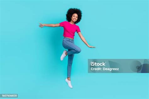 미친 평온한 사람이 점프하는 전체 길이 사진은 밝은 청록색 배경에 고립된 빈 공간을 기뻐한다 점프에 대한 스톡 사진 및 기타
