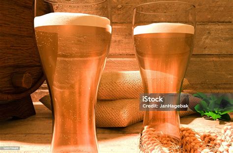 배럴 옆에 수제 맥주가 든 두 잔 홉 잎 밀 이삭 나무 배경에 보리 자루 3차원 형태에 대한 스톡 사진 및 기타 이미지 3차원 형태 갈색 곡초류 Istock