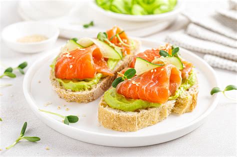 소금에 절인 연어 과카몰리 아보카도 마이크로그린이 있는 샌드위치를 엽니다 해산물 건강한 음식 0명에 대한 스톡 사진 및 기타 이미지 Istock