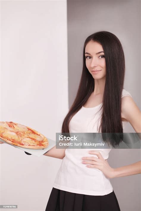 다이어트 고 패스트 푸드 개념입니다 피자를 들고 규모 무게에 서 있는 여자 비만 건강에 해로운 정크 식품입니다 다이어트 라이프