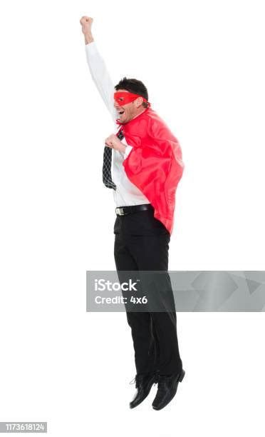 전체 길이한 남자 만사이드 뷰프로필 보기 3039 세 잘 생긴 남자중간 성인 남자중간 성인 비즈니스 사람관리자슈퍼 히어로영웅 비행점프흰색 배경 앞 경영자에 대한 스톡 사진