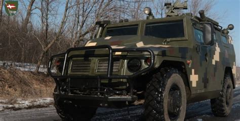 14 бригада показала трофейний броньовик ЗС рф в українському камуфляжі ...