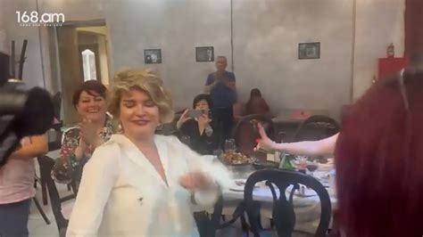 Սեյրան Օհանյանի կնոջ՝ Ռուզաննա Խաչատրյանի պարը գյումրեցի կանանց հետ Youtube