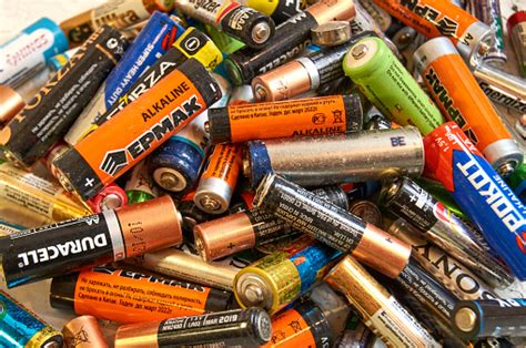 다른 제조 업체 폐기물 수거 및 재활용에서 배터리를 사용 0명에 대한 스톡 사진 및 기타 이미지 0명 개체 그룹 금속 Istock