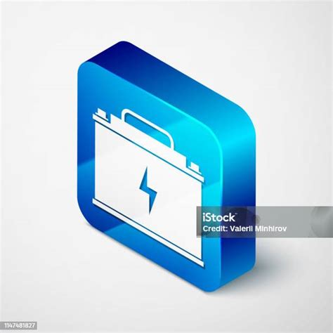 아이소메트릭 자동차 배터리 아이콘 흰색 배경에 고립입니다 축 압 기 배터리 에너지 전력 및 전기 축 압 기 배터리 번개 볼트 기호입니다 파란색 사각형 버튼을 클릭 합니다