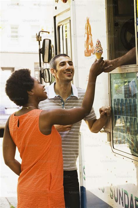 푸드 트럭 옆에 서 있는 남자와 여자 사진 Unsplash의 공생 이미지