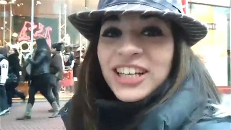 Девушка лопает воздушный шарик в общественном месте Girl Pop Balloon In A Public Place Youtube