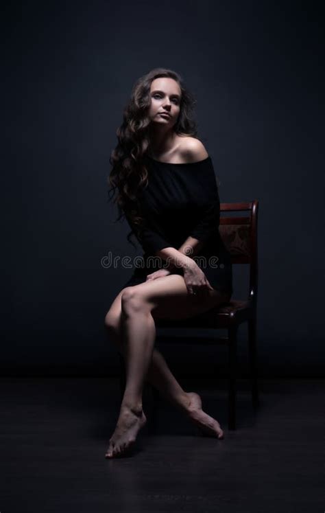 La Muchacha Hermosa Joven Presenta Sexual En Un Fondo Negro Imagen De Archivo Imagen De