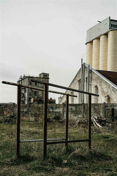 Urbex 강철 건물 건설 건설 현장 건축 계단 골조 공장 그래피티 그런지 금속 가공 금속 빔 껄끄 러운 노란색 난간 녹 녹슨 녹슨 기계