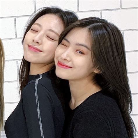 Pin By Kai On Itzy • 2shin Itzy Kpop Girls Look At The Stars