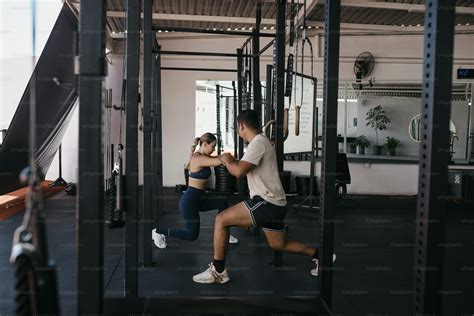 체육관에서 남자와 여자 사진 Unsplash의 적합성 이미지