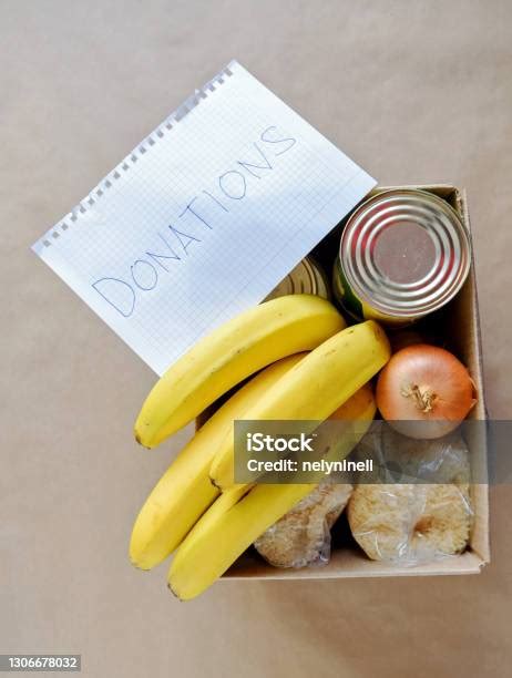 남성의 손이 음식 기부 상자를 들고 있습니다 음식 기부 및 배달의 개념 Charity Benefit에 대한 스톡 사진 및 기타 이미지 Charity Benefit 격리