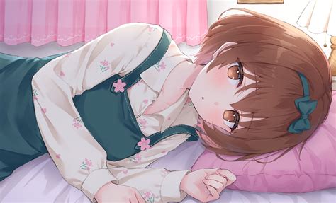 Обои милая девочка аниме лежа короткие волосы румяна застенчивое выражение аниме