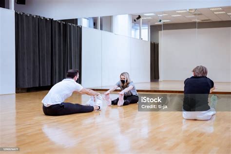 실내에서 운동하는 얼굴 보호 마스크를 가진 소수의 사람들 20 24세에 대한 스톡 사진 및 기타 이미지 20 24세 25 29세 3 명 Istock